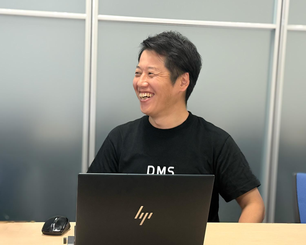 導入事例 【ディーエムエス様】年代・役職を問わず生成AIを使いこなす組織へ。全社的な業務品質向上と創造性強化への挑戦